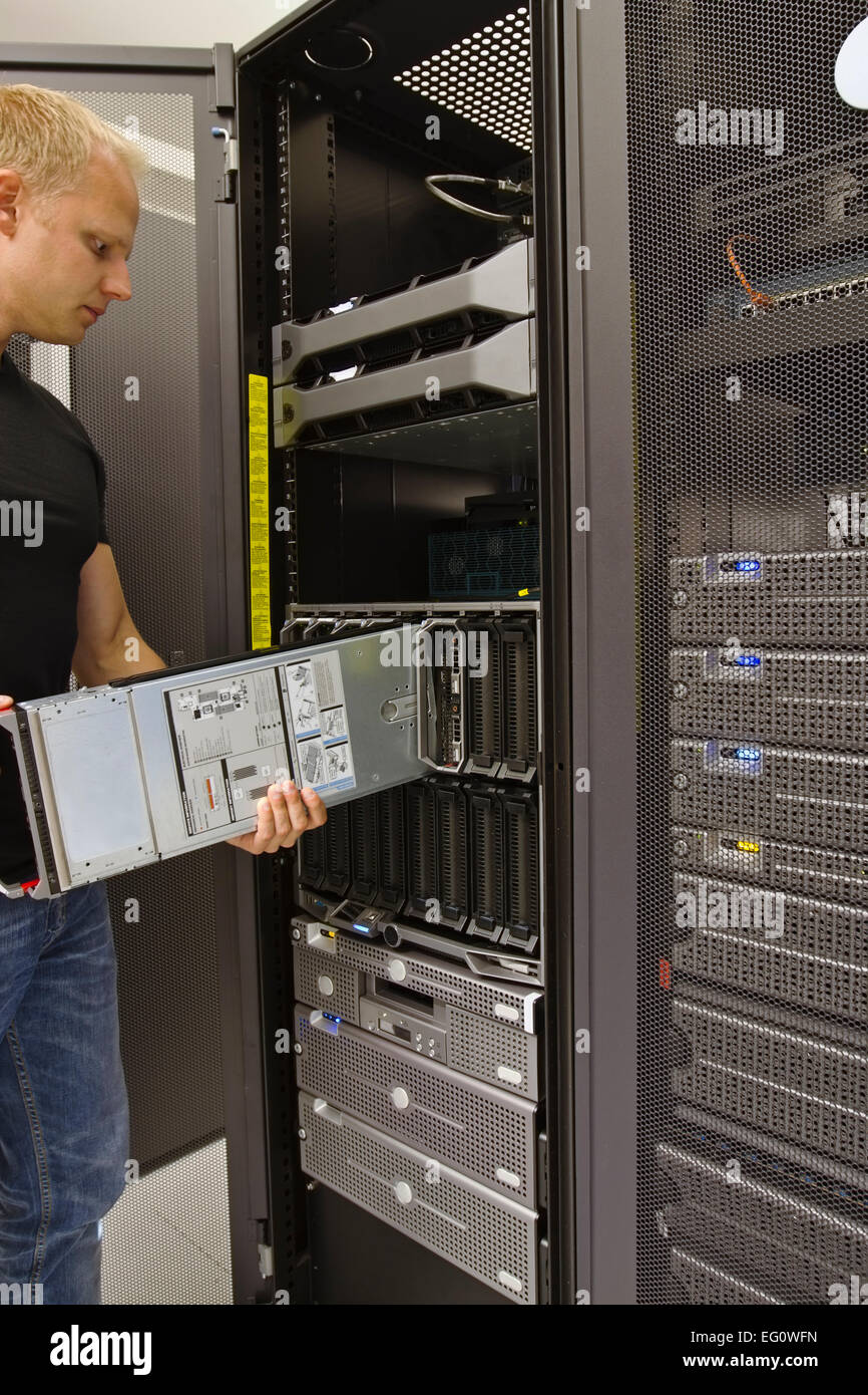 Engineer removes blade server hi-res stock photography and images - Alamy