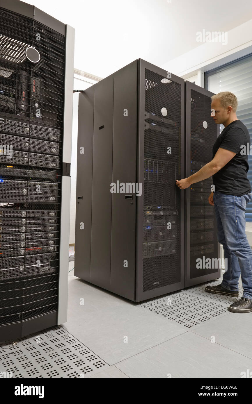 It engineer / consultant working in a data center. Opening a server ...