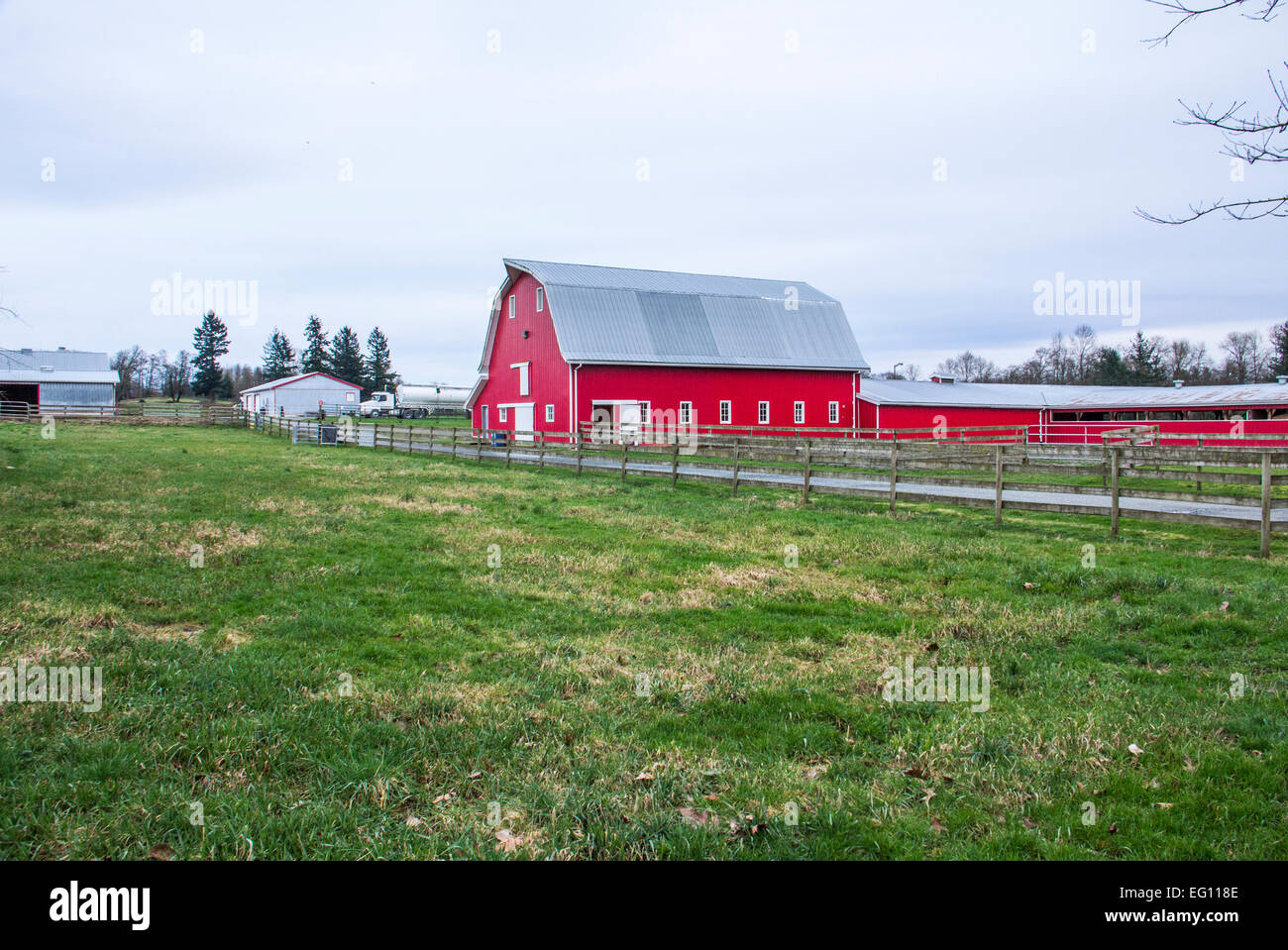 Red barns with green roof hi-res stock photography and images - Alamy