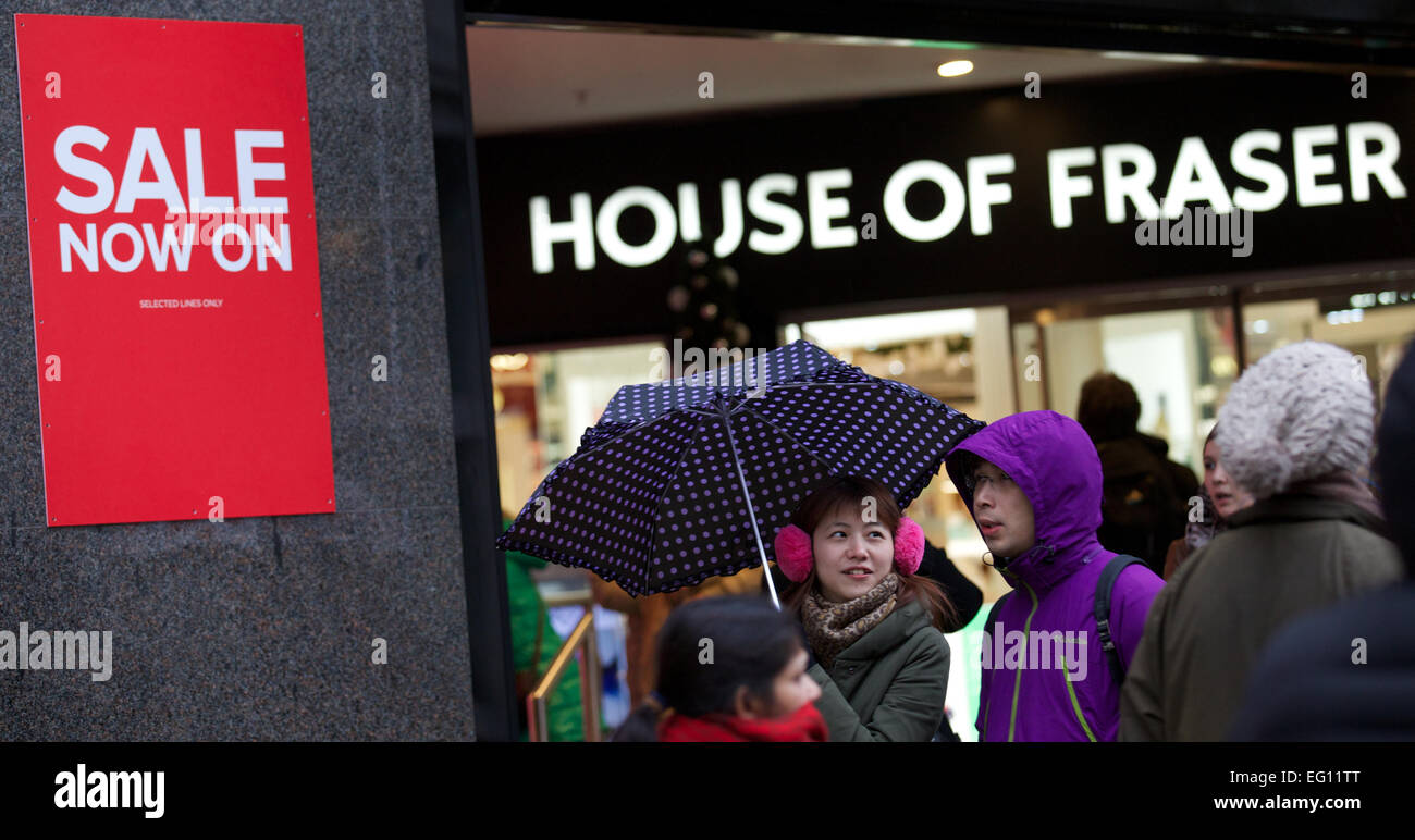 UNITED KINGDOM, London : Shoppers walk past sales signs on Oxford ...