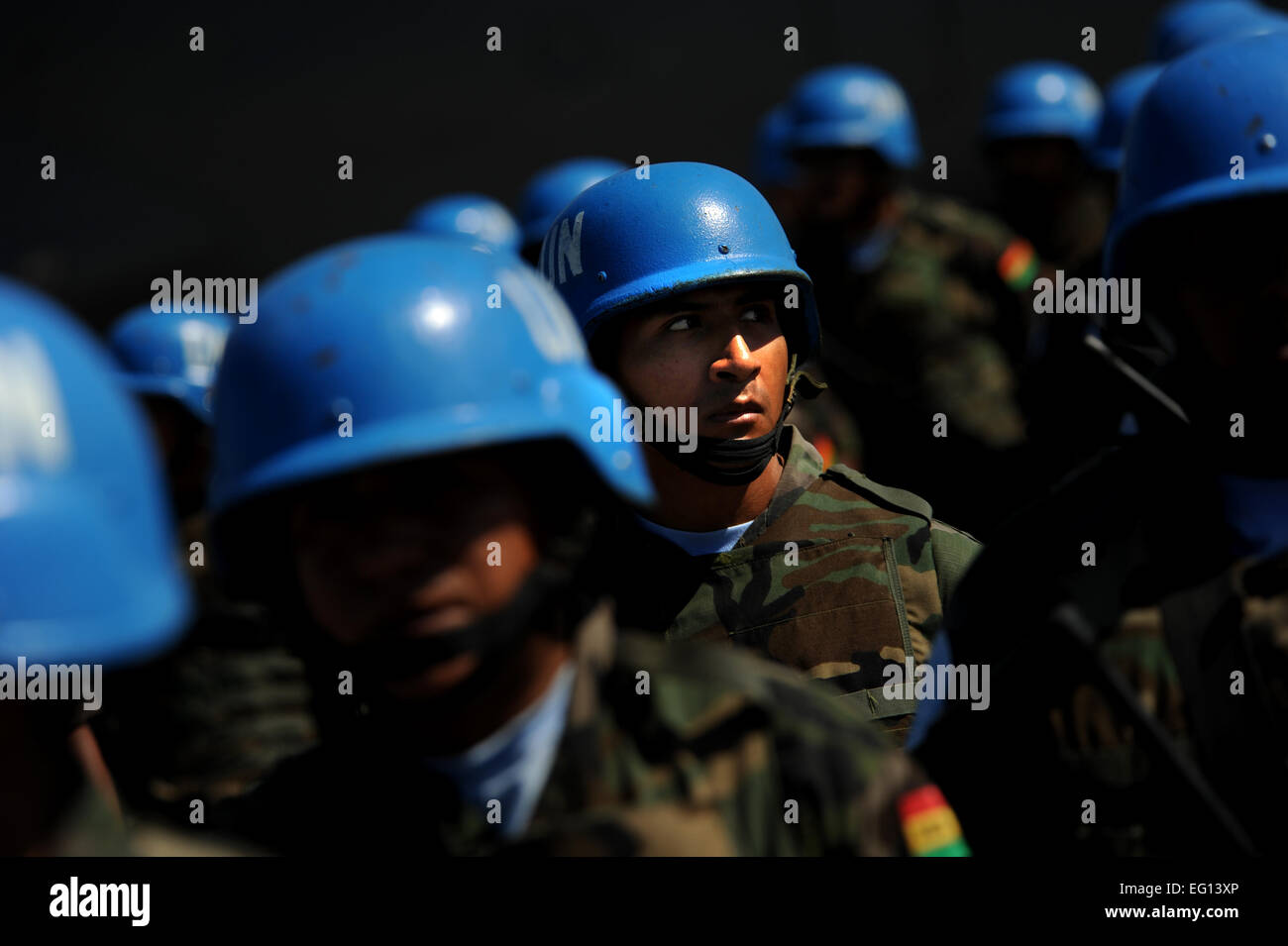 United Nations soldiers run toward an aircraft to line-up in formation ...
