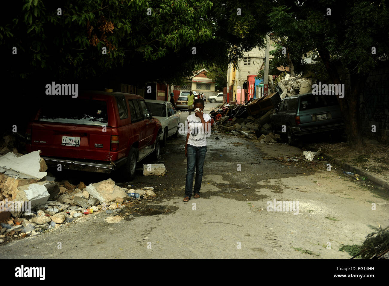 Woman rescue haiti 2010 earthquake hi-res stock photography and images ...