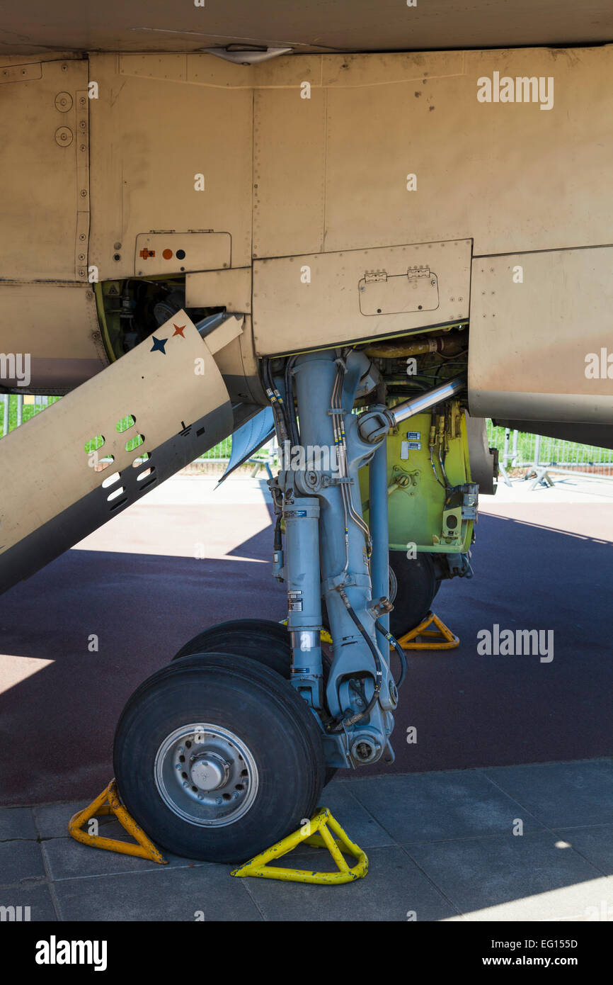 Aircraft undercarriage wheel hi-res stock photography and images - Alamy