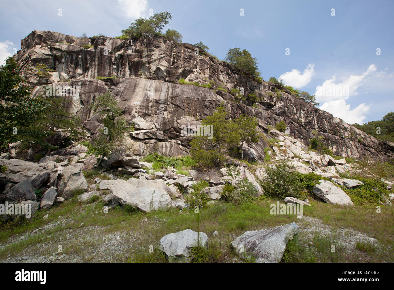 A view of the rocky cliffs at Rocky Face Mountain in North Carolina ...