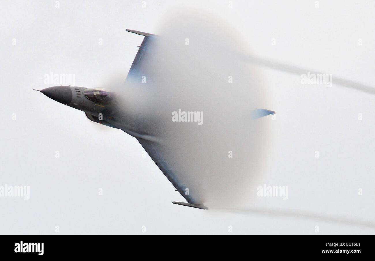 An F-16 Fighting Falcon pilot with the Viper East Demonstration Team ...