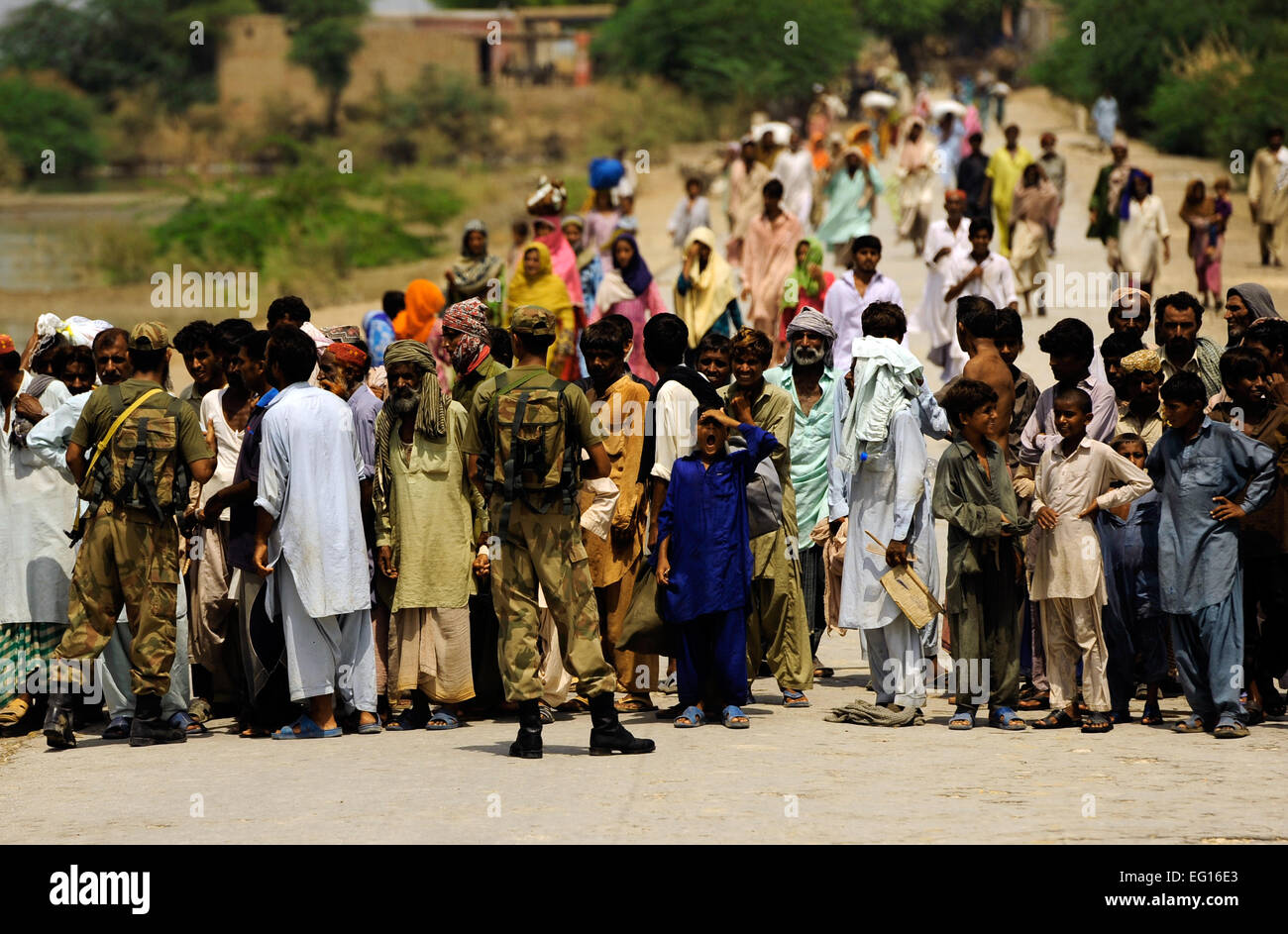 Hundreds of Pakistan locals view supplies flown in from a U.S. Marine ...