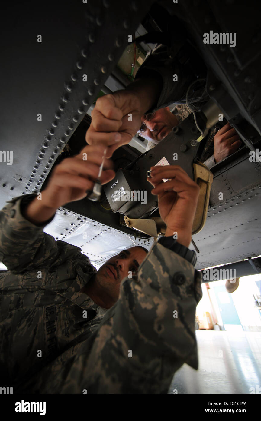 Airmen of the 106th Aircraft Maintenance Squadron retract and work on ...