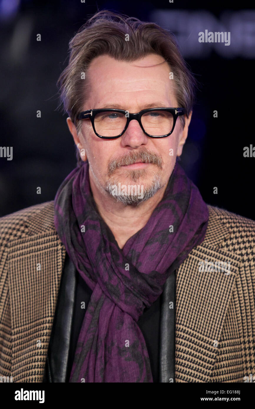 UNITED KINGDOM: British actor Gary Oldman poses for pictures on the red ...