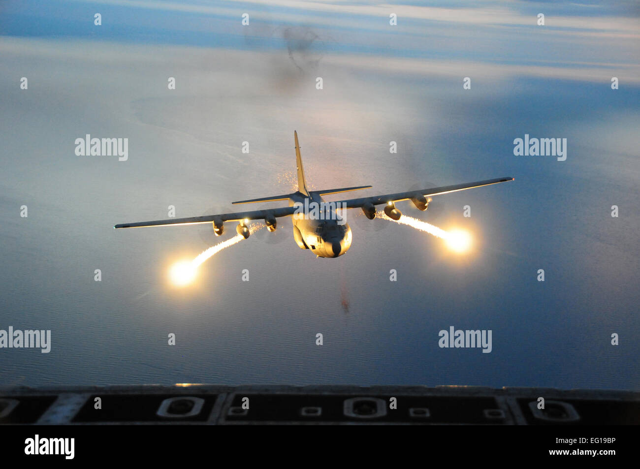 C 130 hercules flares hi-res stock photography and images - Alamy