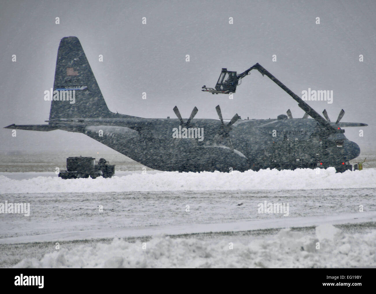 Members of the Air Force Reserve Command’s 914th Airlift Wing de-ice an ...