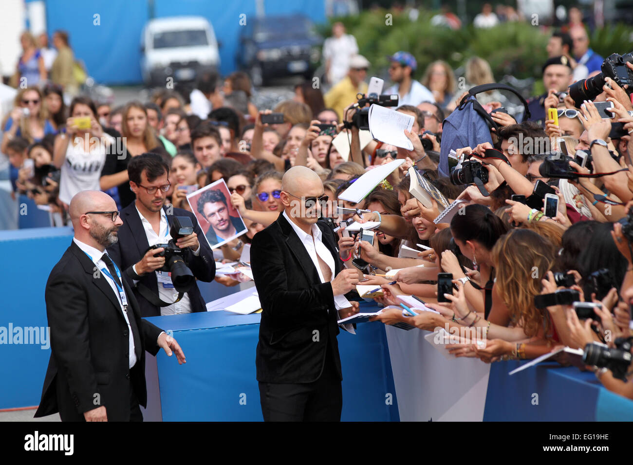 ITALY, Venice : US actor and director James Franco signs autographs ...
