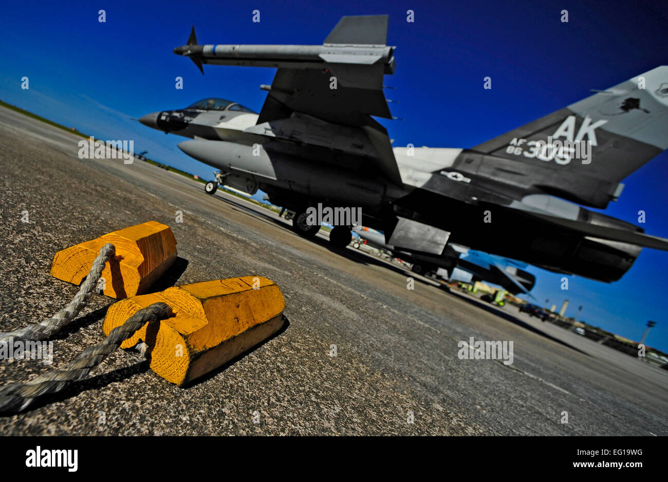 The chalks are removed from a U.S. Air Force F-16 Fighting Falcon ...