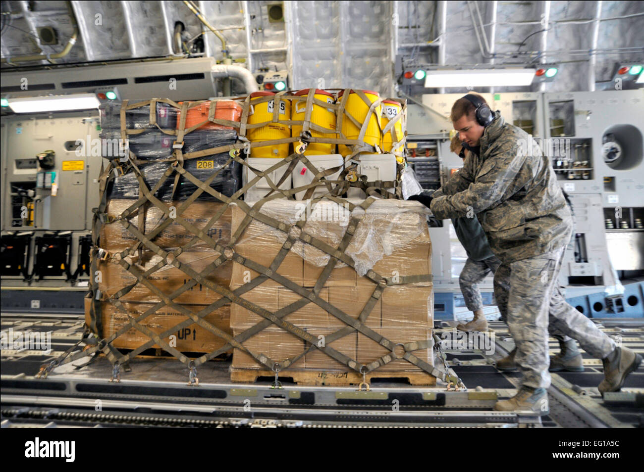 Airmen from the 89th Aerial Port Squadron load pallets onto a C-17 ...