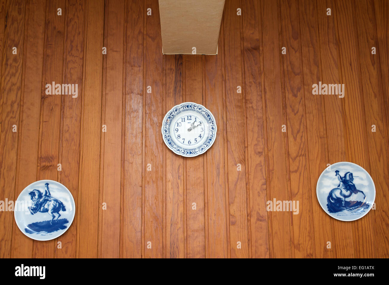 Wall clock and decretive plates on a farmhouse kitchen wall Stock Photo ...