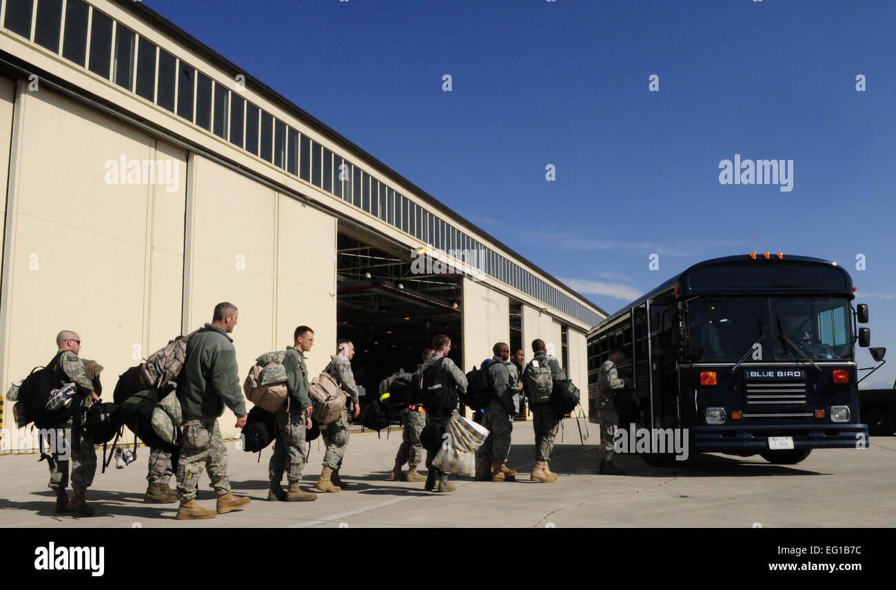 U.S. Air Force Airmen arriving to Aviano Air Base, Italy from ...