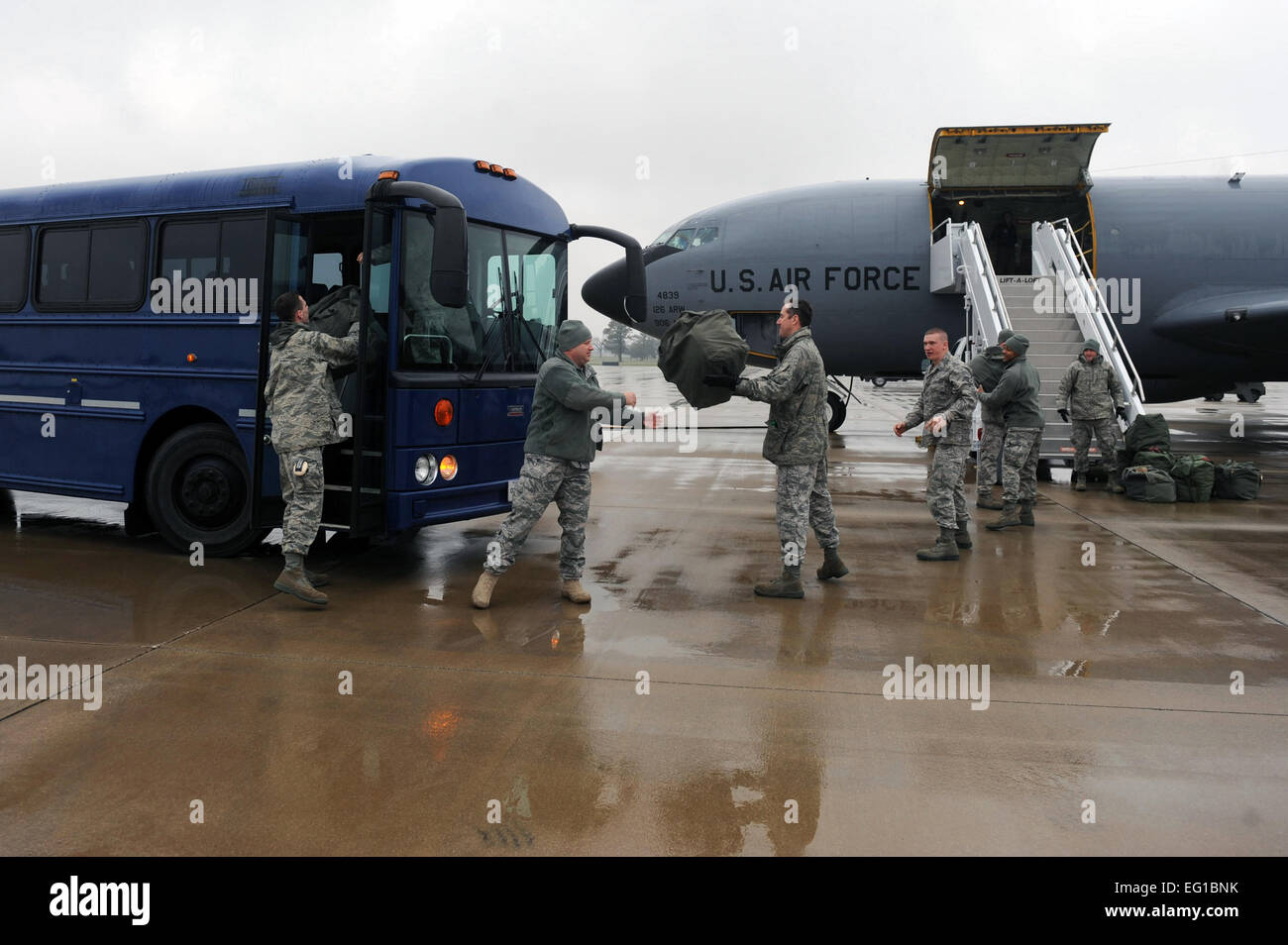 Airmen from the 126th Air Refueling Wing, Illinois Air National Guard ...