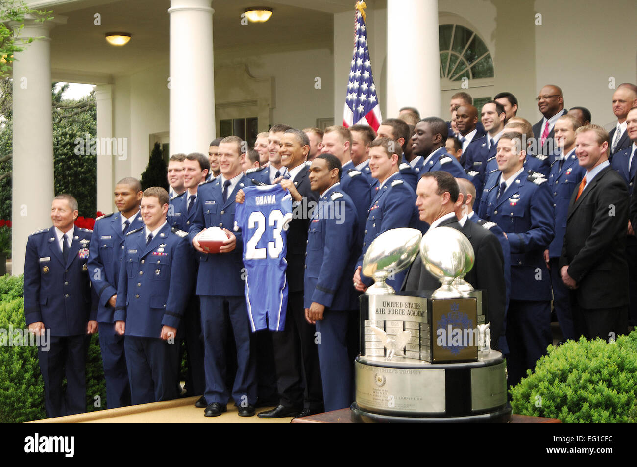President Barack Obama poses with members of the 2010 Air Force Academy ...