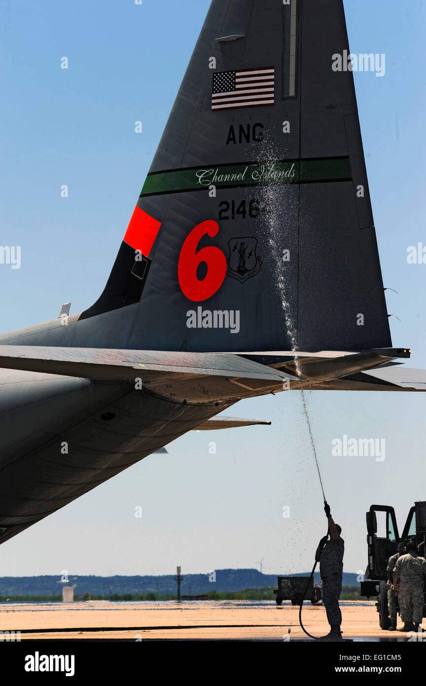 U.S. Air Force Tech. Sgt. Justin Glenn, 146th Aircraft Maintenance ...