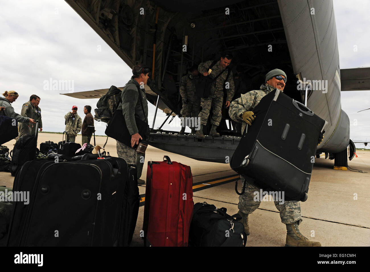 146th airlift wing maintenance hi-res stock photography and images - Alamy
