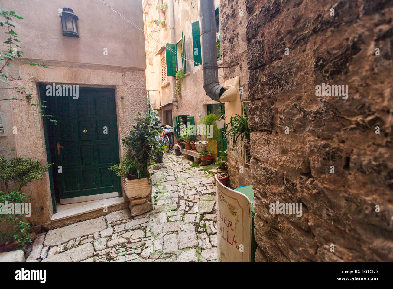 Secret alley hi-res stock photography and images - Alamy