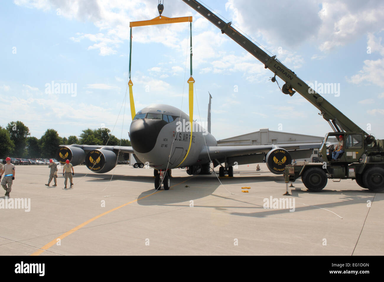 U.S. Air Force Airmen from the 191st Maintenance Squadron MXS, prepare ...