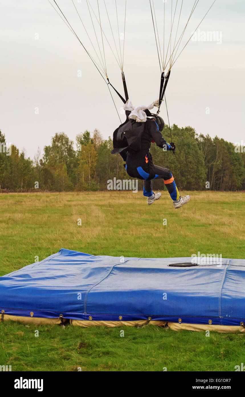 Parachutists - 2014. Landing Stock Photo - Alamy