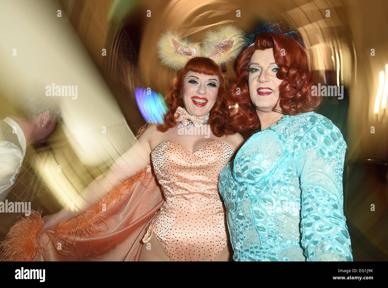 Die Künstler Lada Redstar (l) und Sheila Wolf nehmen am 13.02.2015 in ...