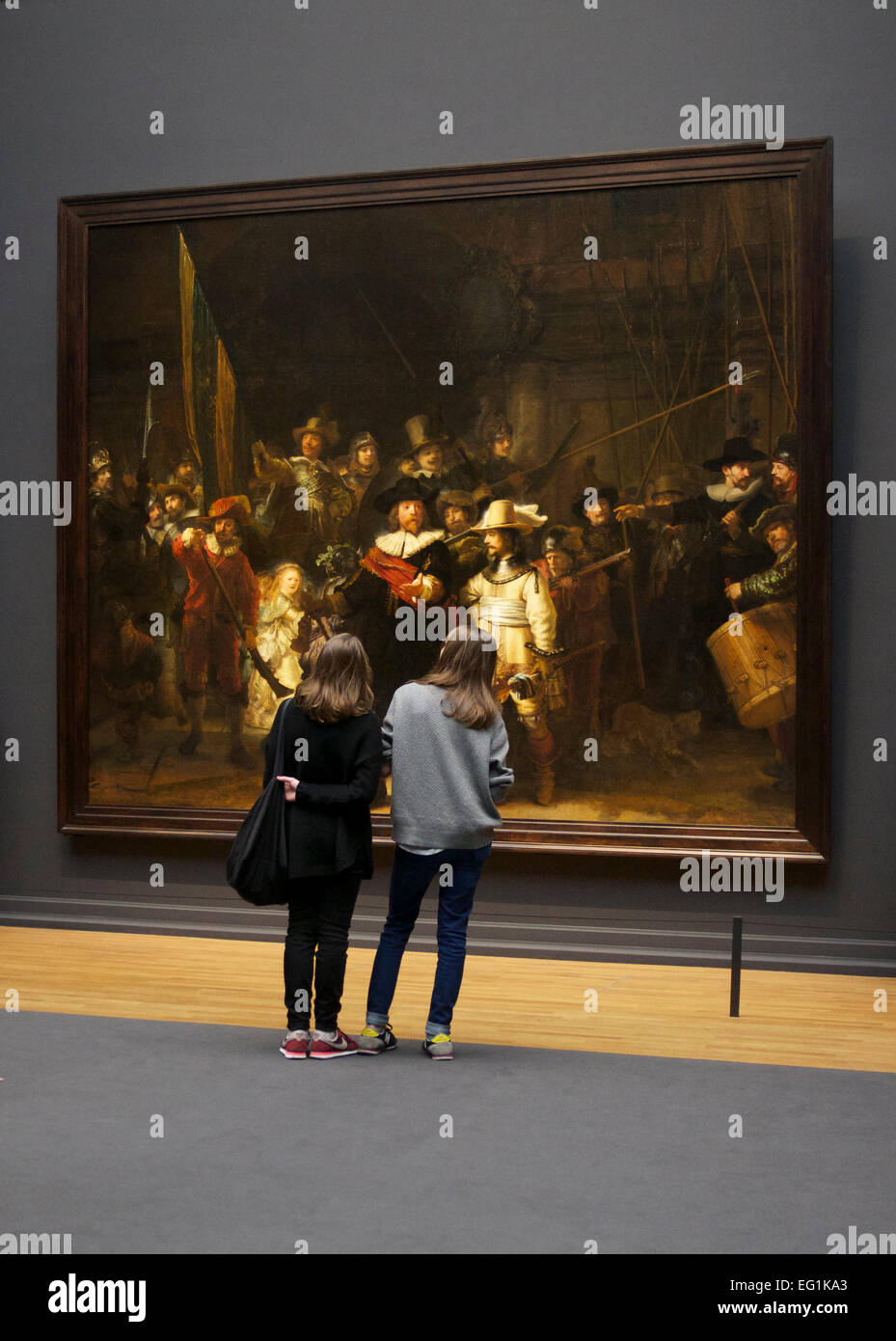 People looking museum hi-res stock photography and images - Alamy