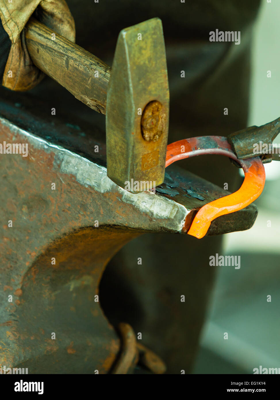 Blacksmith steel hammering hi-res stock photography and images - Alamy