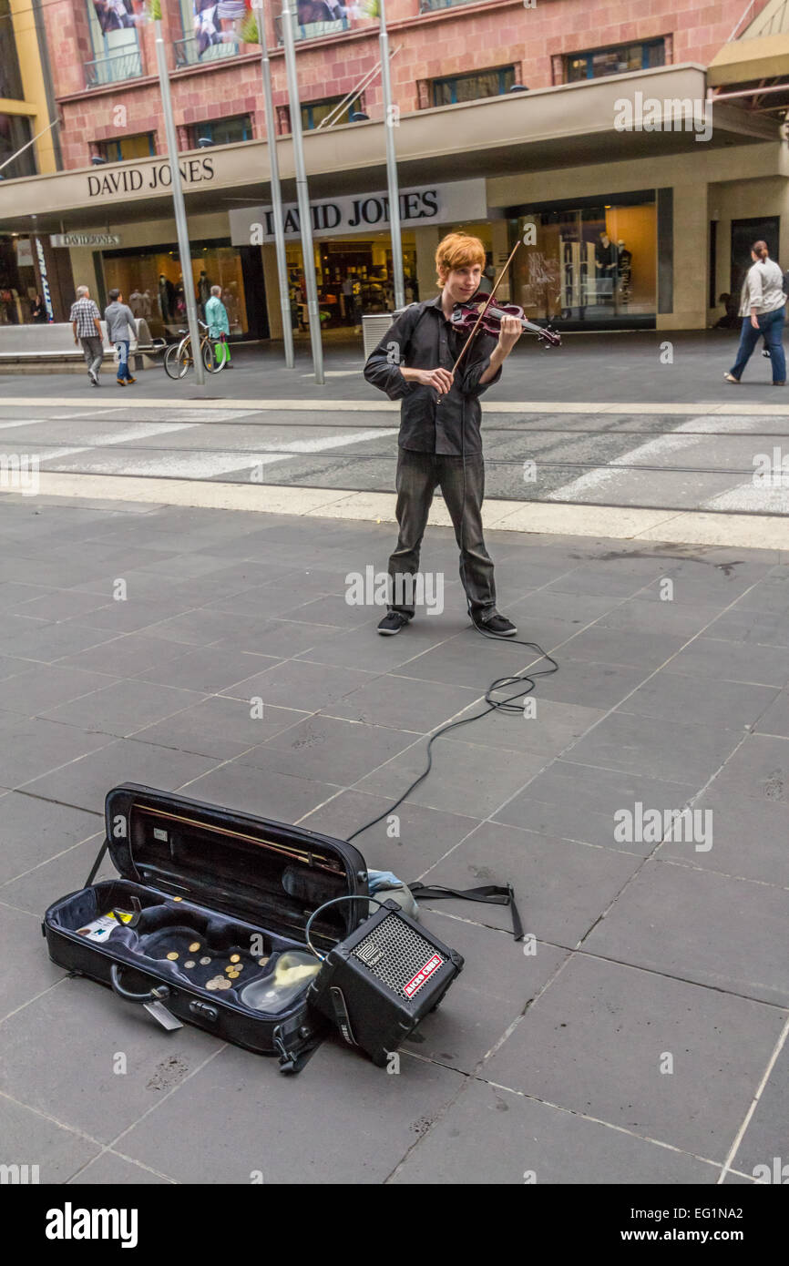 A busker playing violin is Burke Street Mall, Melbourne Stock Photo - Alamy