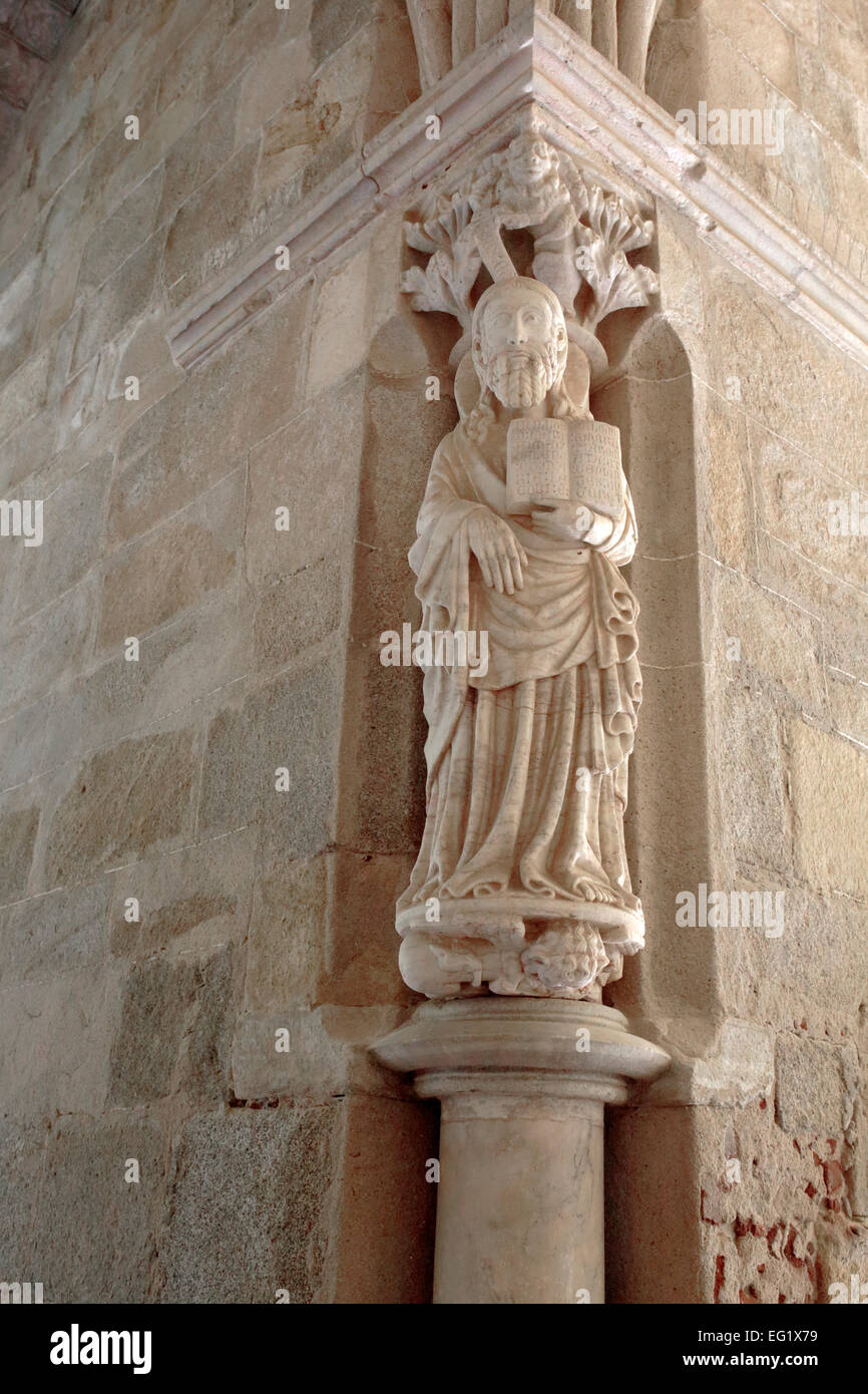 Statues of the cathedral of evora hi-res stock photography and images ...