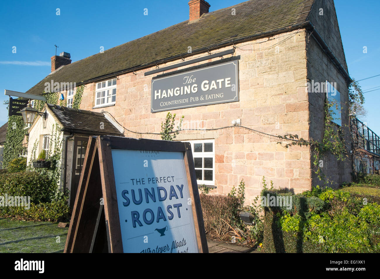 Hanging gate pub hi-res stock photography and images - Alamy