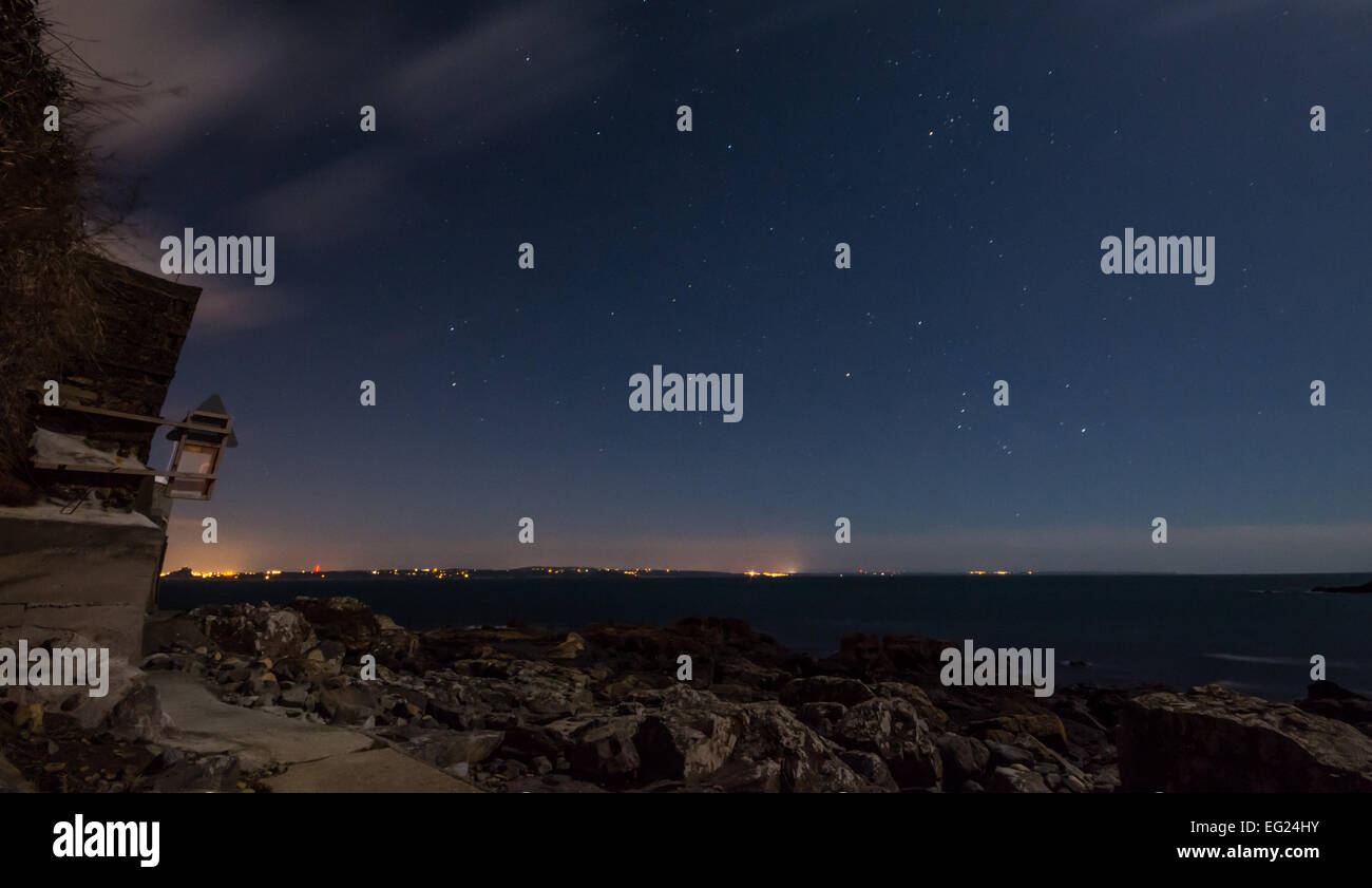Starry night sky over Mounts Bay in Cornwall Stock Photo - Alamy