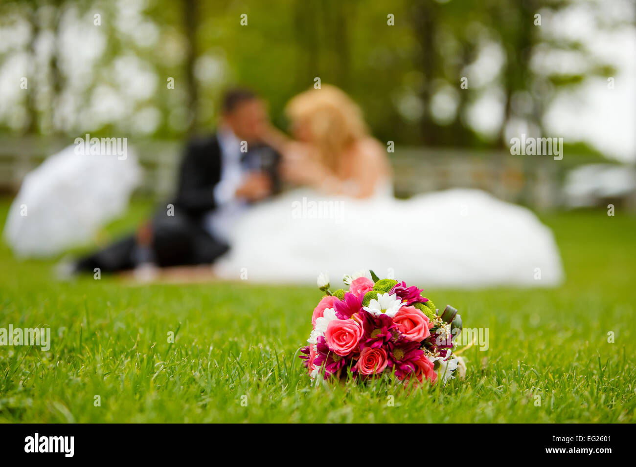 Wedding couple and flower bouquet Stock Photo - Alamy