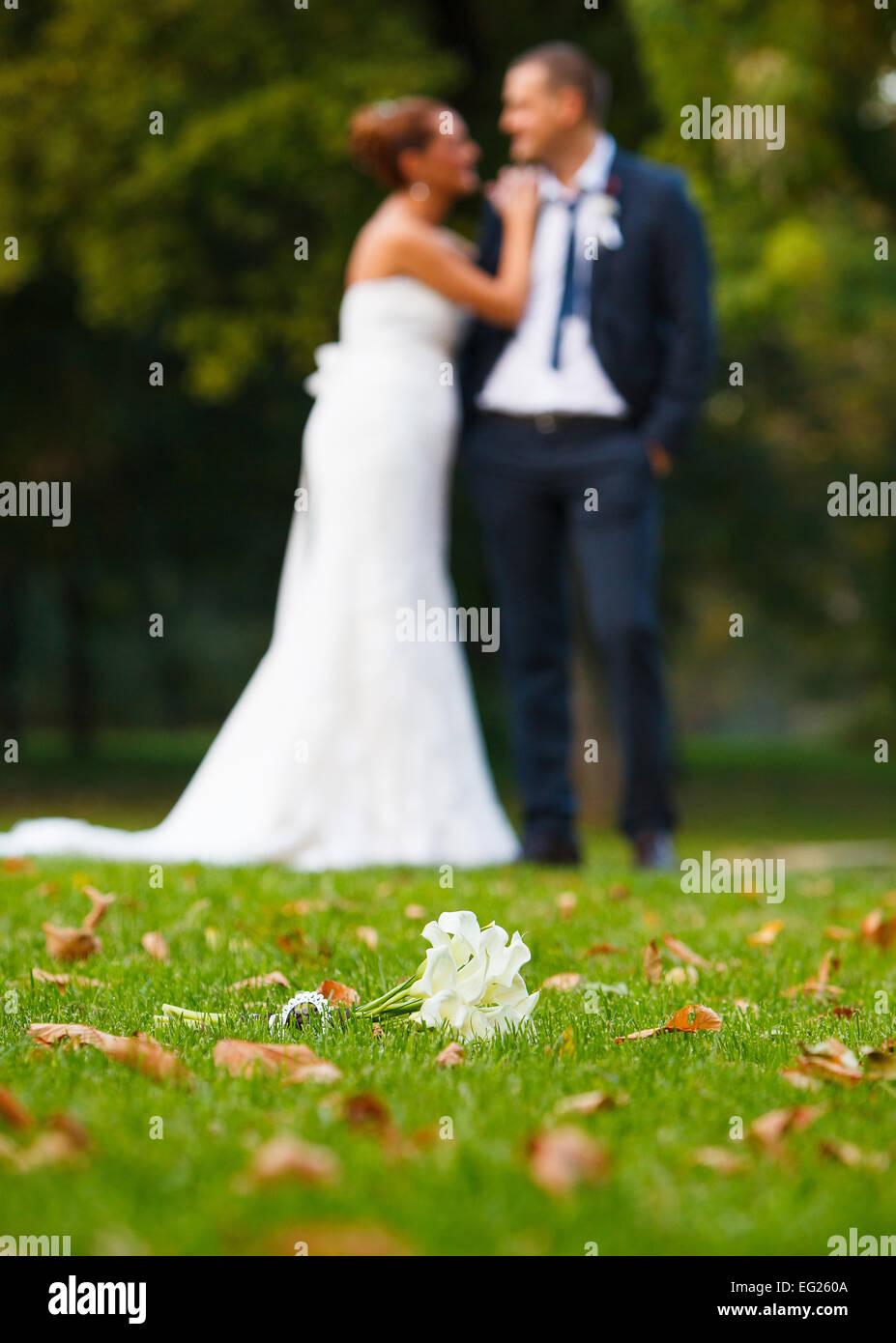 Wedding couple and flower bouquet Stock Photo - Alamy