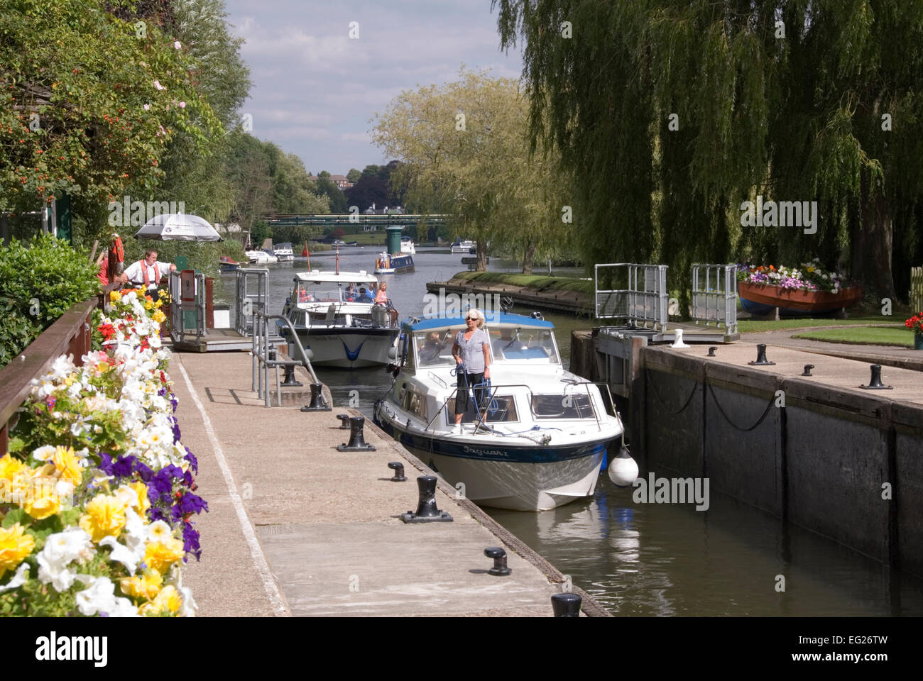 Oxon - Shiplake Lock - river Thames - high summer sunlight - pleasure ...