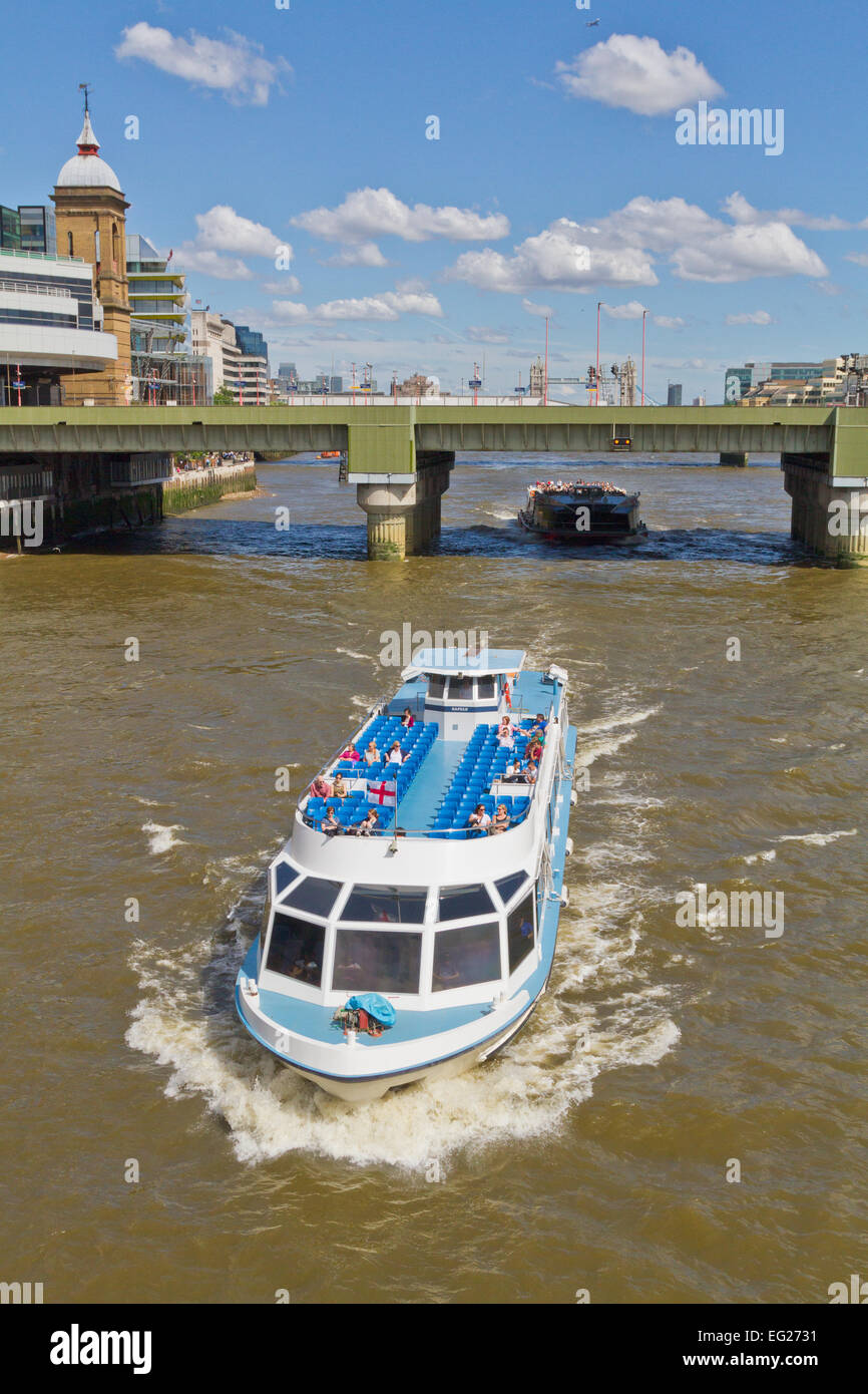 Thames tour boats hi-res stock photography and images - Alamy