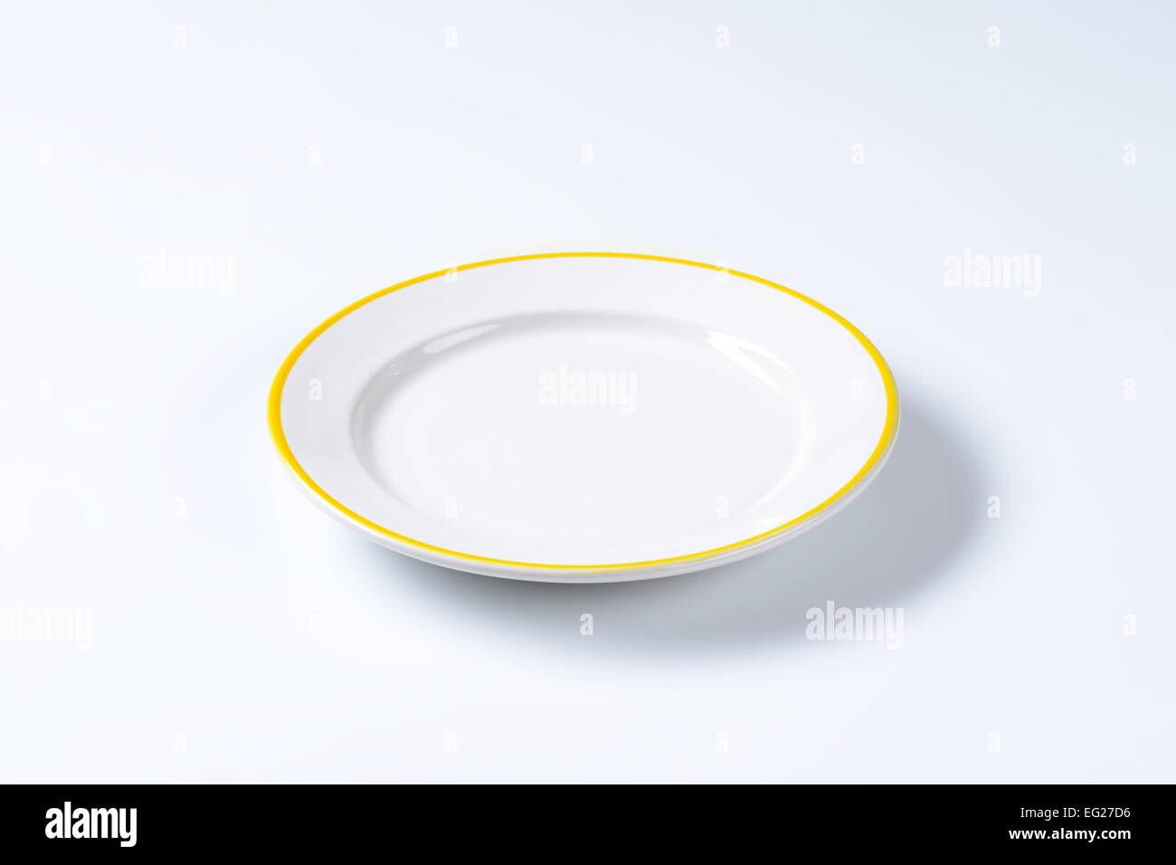 Rimmed dinner plate with yellow colored edge Stock Photo - Alamy