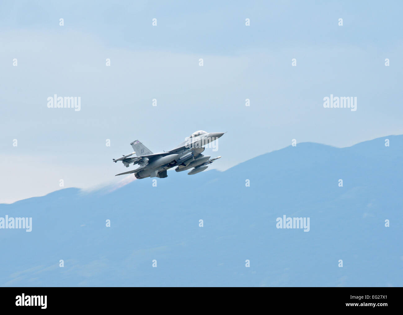 An f 16 fighting falcon from aviano air base hi-res stock photography ...