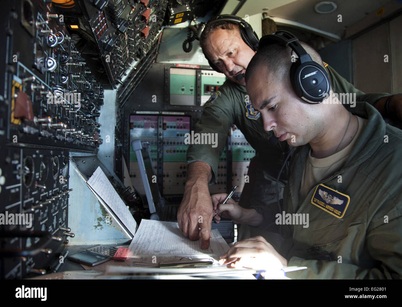 Us air force flight engineer hi-res stock photography and images - Alamy