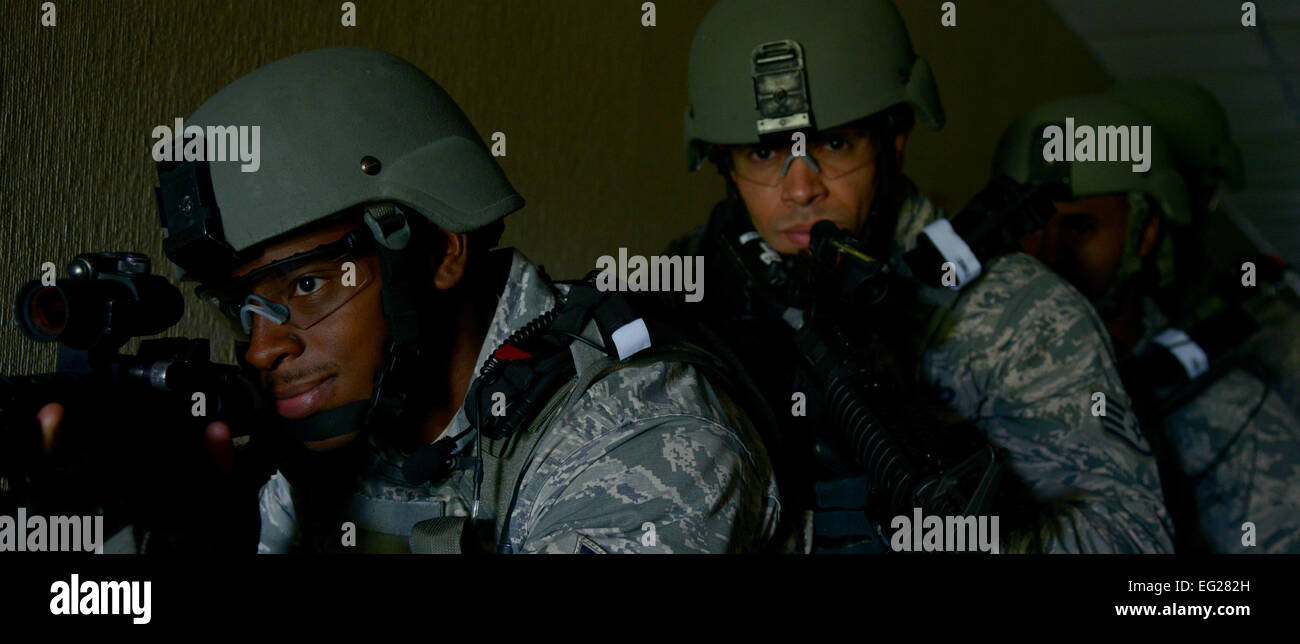 Airman 1st Class Bryan Murphy and Staff Sgt. Pable Enriquez, 6th ...