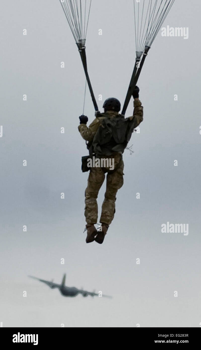 Static line jump operations training hi-res stock photography and ...