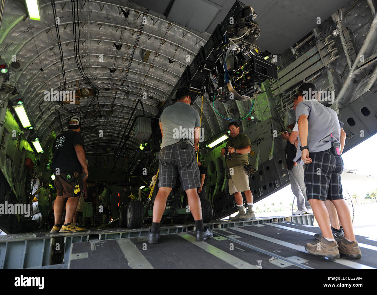 U s air force members unload hi-res stock photography and images - Alamy