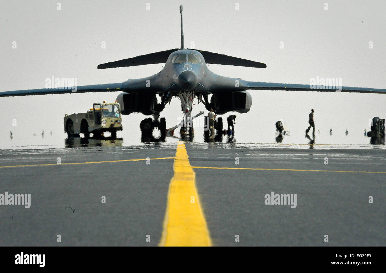B-1B Lancer crew chiefs from the 34th Aircraft Maintenance Unit fix a ...
