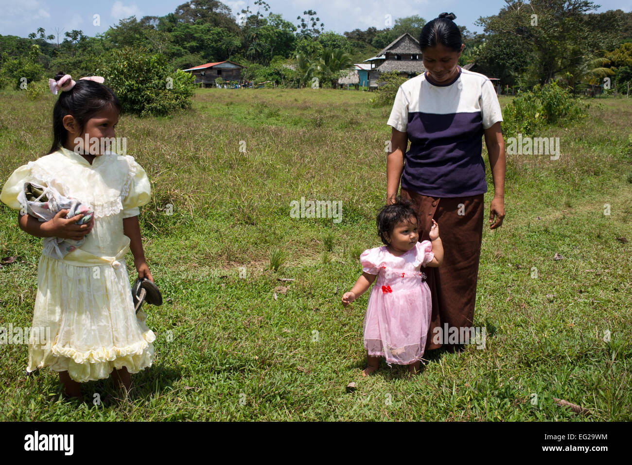 Family and Houses In The Ngobe Bugle Indian Village Of Salt Creek Near Bocas Del Toro Panama ...