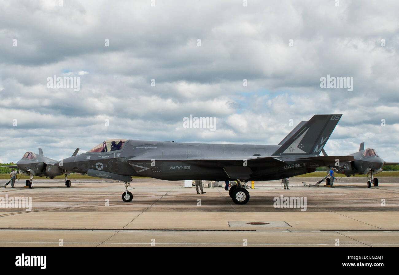 A Marine F-35B Lightning II from the Marine Fighter Attack Training ...