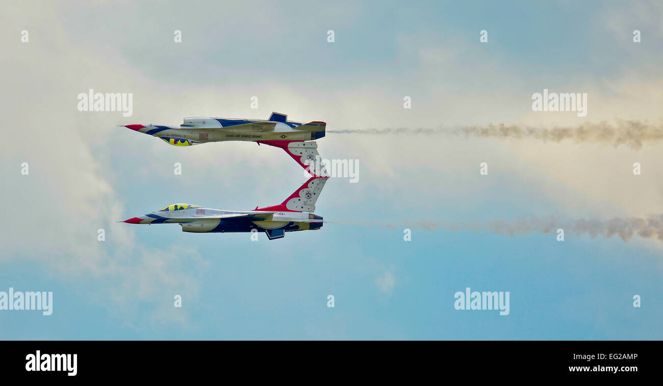 Two U.S. Air Force Thunderbird F-16 Fighting Falcons execute a ...