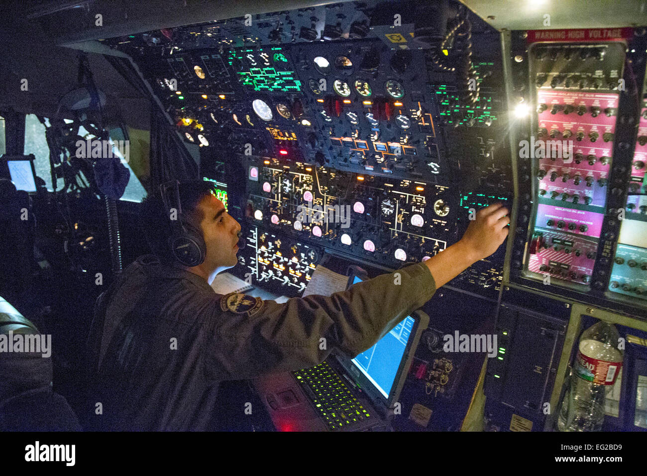 Us air force flight engineer hi-res stock photography and images - Alamy