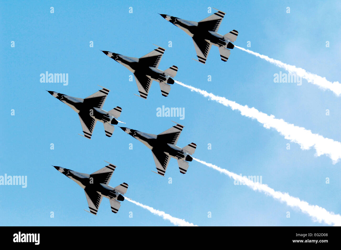 The U.S. Air Force Thunderbirds precision-flying demonstration team ...