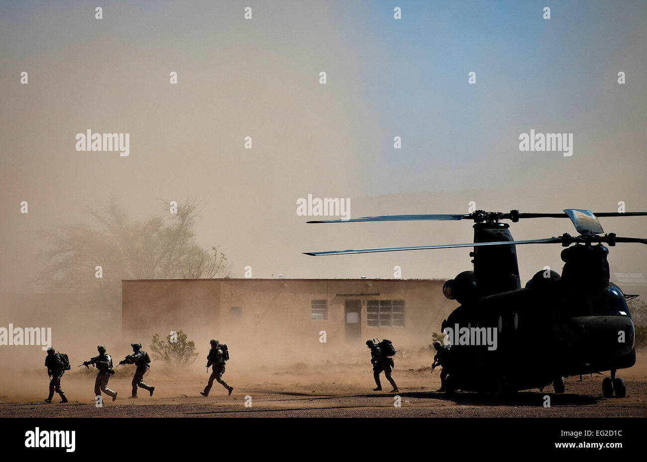 Marines from the 2nd Force Reconnaissance Company evacuate a CH-47 ...